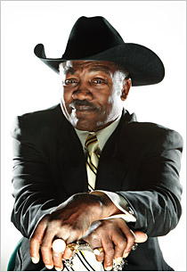 Former Heavyweight Champ Joe Frazier Dies at 67 - TV Guide