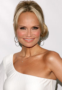 Kristin Chenoweth Heads to Hot in Cleveland - TV Guide