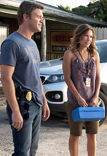 The Glades Sneak Peek: Jim Gives Callie a Little Pick-Me-Up - TV Guide